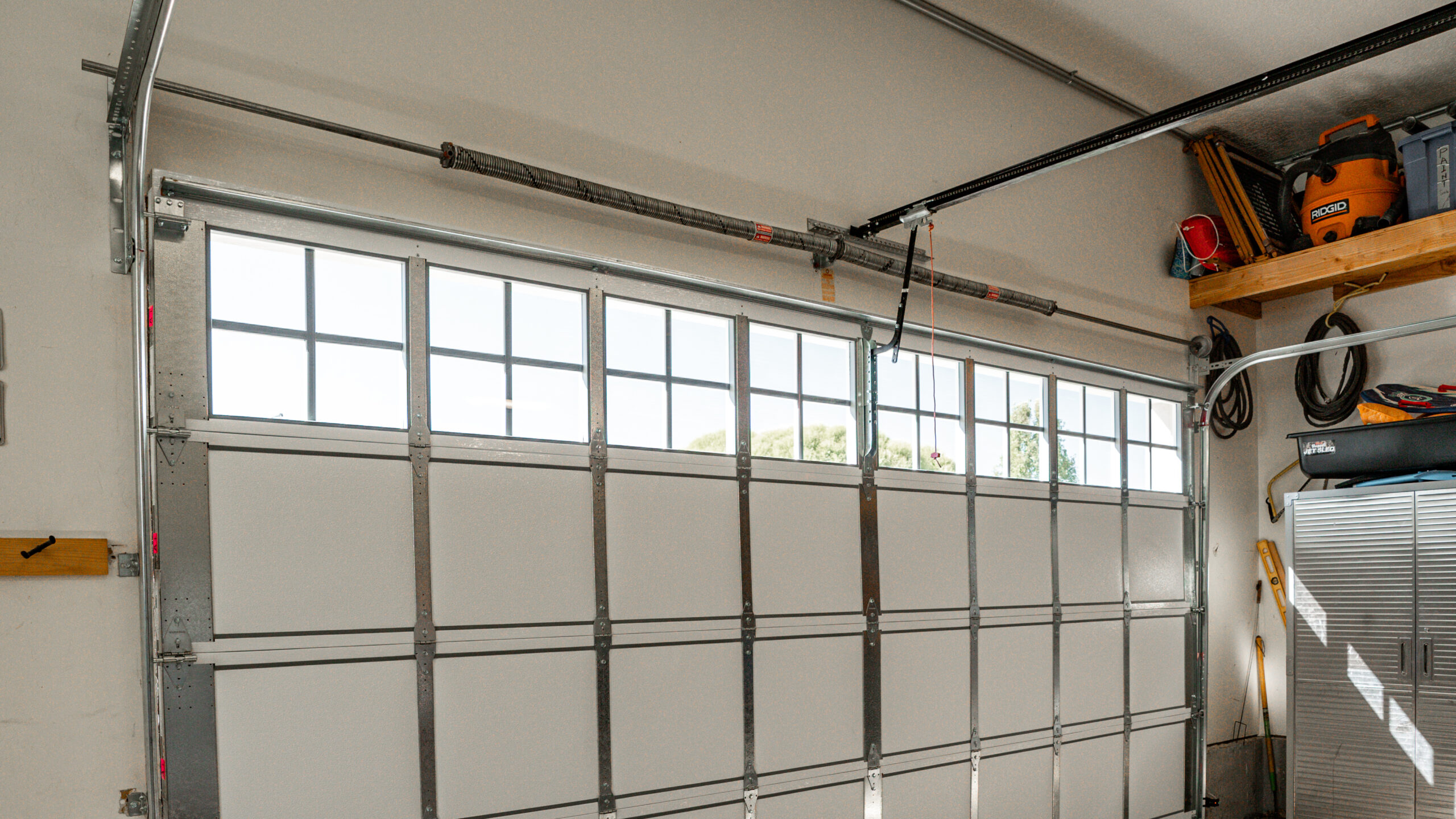 How Much Does Replacing a Garage Door Cost? - Garage.com